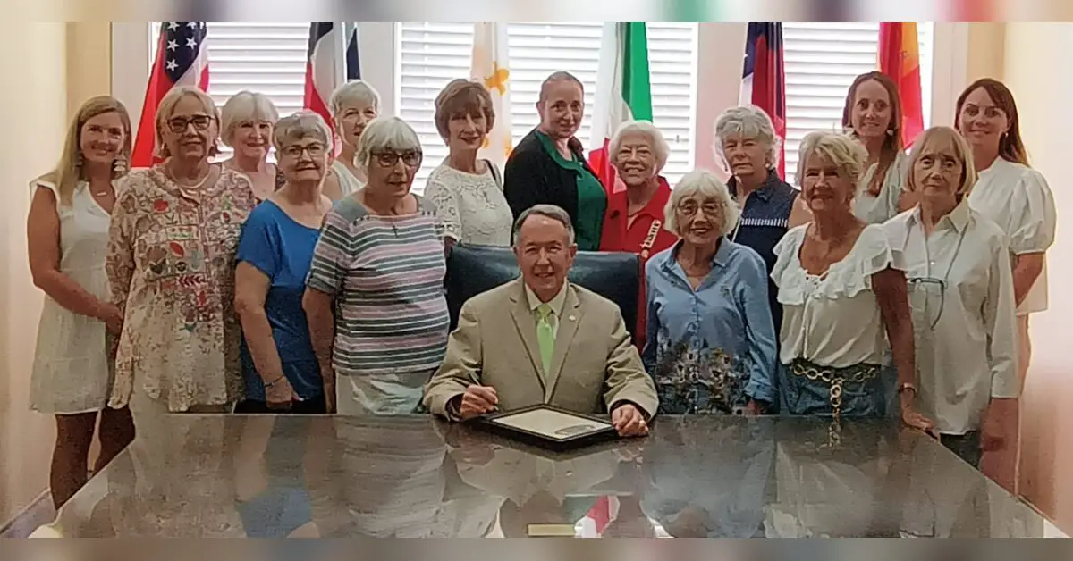 DAR members celebrating Constitution Week - Uvalde Leader News