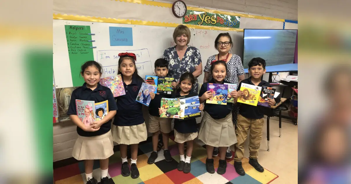 Uvalde Area Retired Teachers Association gifts books to first-graders ...